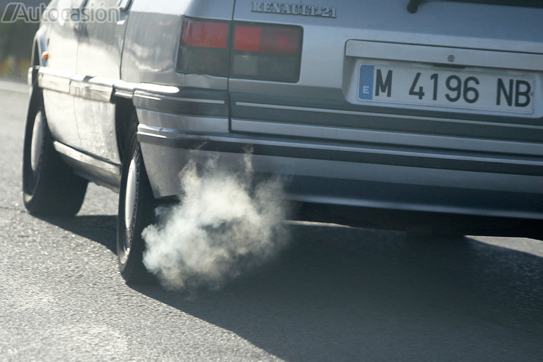 ¡Alerta! Me sale humo de la parte izquierda del coche: descubre la causa.