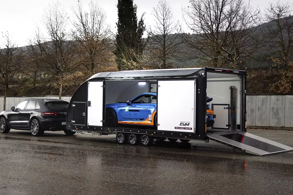 Remolque con un coche: la solución práctica para transportar parte de él